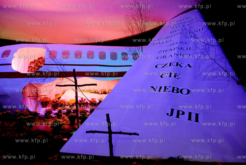 KONTROWRSYJNY GRÓB PAŃSKI W RUMI