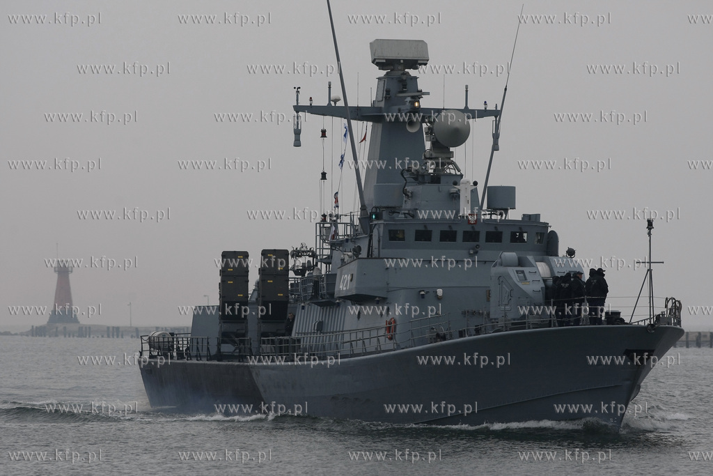 CZY WYCOFANE ZE SŁUŻBY OKRĘTY METALOWIEC I ROLNIK POPŁYNĄ NA UKRAINĘ?