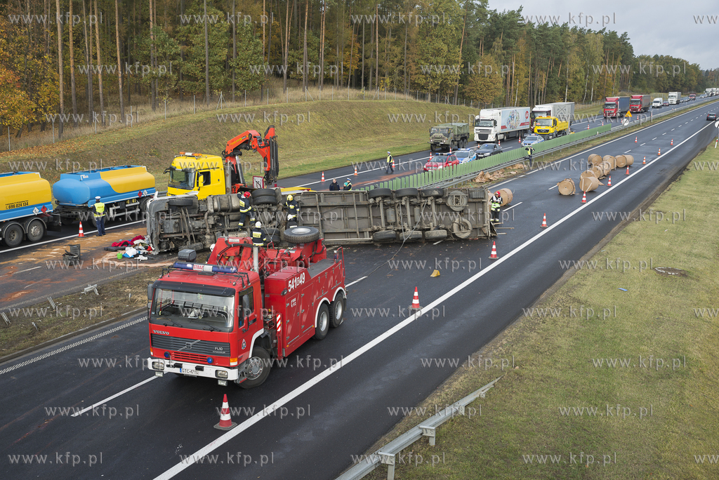 WYPADEK NA AUTOSTRADZIE A1 NA WYSOKOŚCI BORKOWA